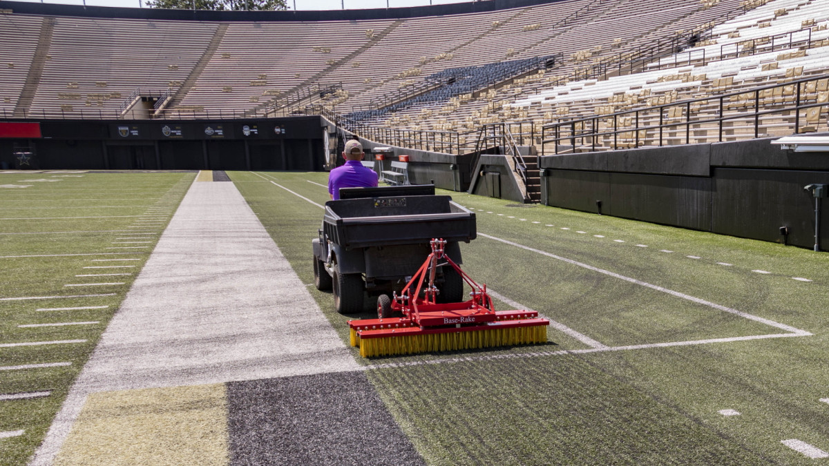 Redexim Base Rake w/soft brushes | Marnick Turf Machinery